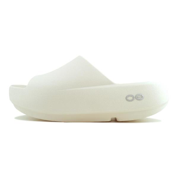 OOFOS OOahh+ CHALK 2001110140261リカバリーシューズのパイオニアOOFOS。OOFOS製品に使われている特殊素材OOfoamは、前進力を生む事を目的とした一般的なEVA素材のミッドソールと異なり、 衝撃の反発を...