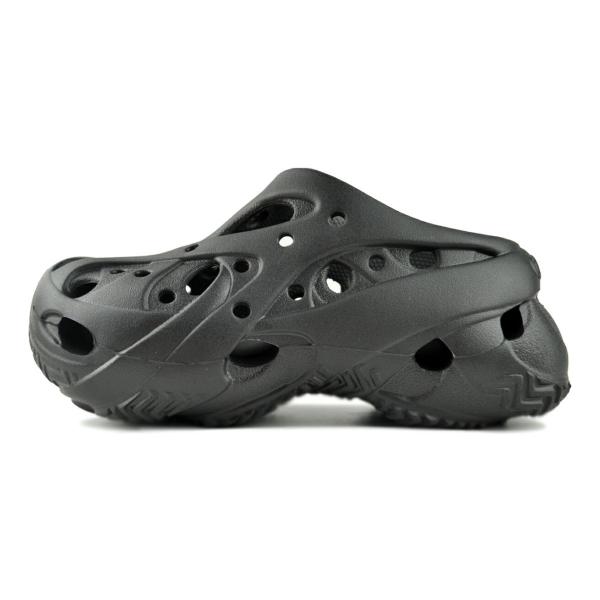 crocs CAGED CLOG BLACK限界を押し広げたい人のために、新しいケージド クロッグが登場。大胆で表現力豊かなデザインは、シューズ全体に流れるように成形されたケージの彫刻が特徴。革新的なライトライドインソールの革命的な快適さと...