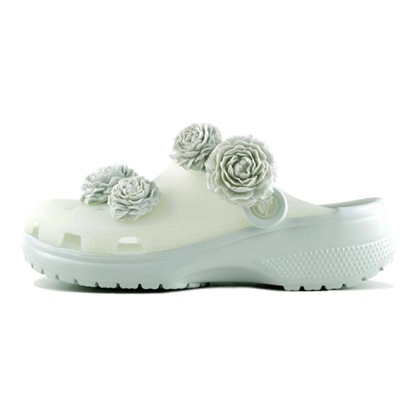 crocs CLASSIC FROSTED BOUQUET CLOG MOONLIGHT 211486-1nk世界中に快適さの革命を巻き起こしたアイコニックなクロッグが、スタイリッシュなフロスト仕上げのアッパーでアップデートされて登場。新し...