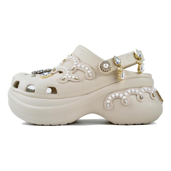 crocs BAE PINNACLE EMBELLISHED CLOG FRAPPE 213424-2mcクラシック クロッグに高さとスタイルを加えてデザインを一新した「BAE PINNACLE EMBELLISHED CLOG」が入荷。全...