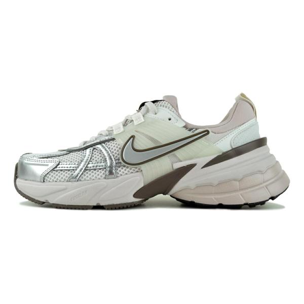 NIKE WMNS V2K RUN platinum tint/metallic silver fd0736-0102000年代を彷彿とさせるレトロなデザインと未来的な魅力を併せもったトレンド感溢れるモデル"V2K RUN"のNEWカラーが...