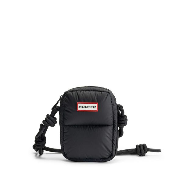HUNTER INTREPID EXTRA PUFFED PHONE POUCH BLACK ubx5515kbm-blkイントレピッドバックシリーズはボリュームのあるパファーが目を引く、秋冬のお出かけに最適なバックです。イントレピッド エ...
