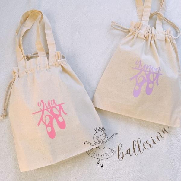 バレエを習っている子もそうでない子も！バレエシューズをモチーフにしたイラストにお名前を付けて1点1点制作します。持ち手が付いているのでサッと持ててとても便利♪ たっぷり入る大きさなので、衣装や体操服入れであれば余裕で収納出来ます。シューズバ...