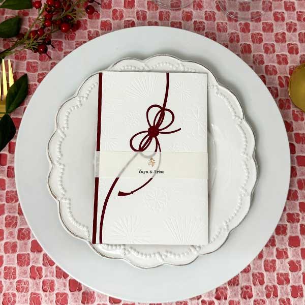 人と人の結びつきを表す水引モチーフ。白地に深い赤が落ち着いた印象です。※写真は印刷イメージです。※お使いのモニター環境により、実際の商品と色味が異なる場合がございます。＜セット内容と各サイズ＞◆サイズ◆表紙:165×215mm／二つ折中紙:...