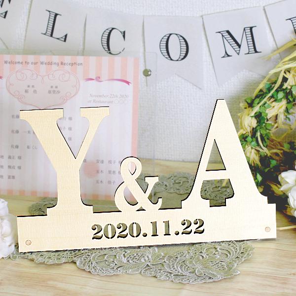 お二人のイニシャルと挙式日を彫刻した木製のボードを会場のイメージに合わせて自分たちらしくアレンジして、飾りませんか?ご自宅に飾っても素敵です♪※受注生産のため変更・キャンセルはお受けできません。※イニシャルによって商品の高さが若干変わります...