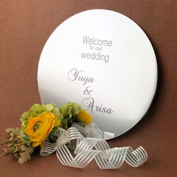 [ラウンドミラーウェルカムボード]おしゃれな丸型のウェルカムボードです。ガラス製のミラーより割れにくく軽やかなアクリルミラーを使用しました。挙式・パーティ後はインテリアとしてご自宅に飾っておくことができます。