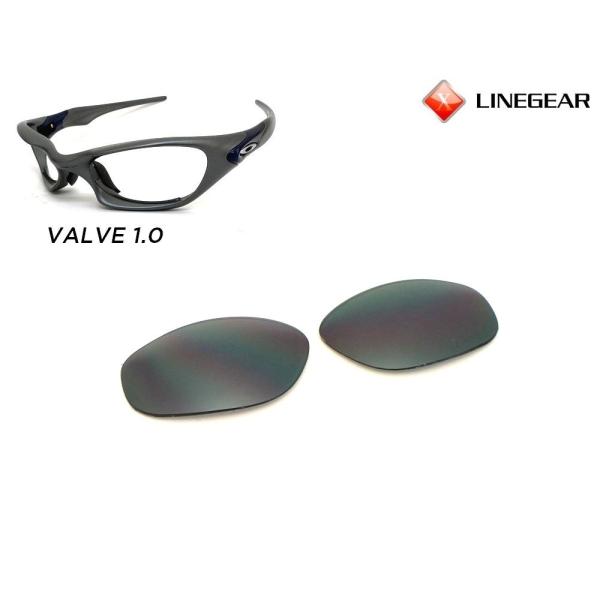 ベースレンズは自然に見える濃いめのグレー。自然な視界をキープします。すべての光をバランスよく抑え、まぶしさも軽減できるオールマイティな使いやすいカラーです。 ミラーは控えめなシルバーミラーです。全体的な印象はブラックですが、ミラー反射時はシ...