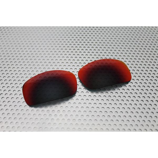 ベースレンズは自然に見える濃いめのグレー。自然な視界をキープします。すべての光をバランスよく抑え、まぶしさも軽減できるオールマイティな使いやすいカラーです。 ミラーはレッドミラーです。自然な見え方なので、長時間の使用でもストレスを感じません...