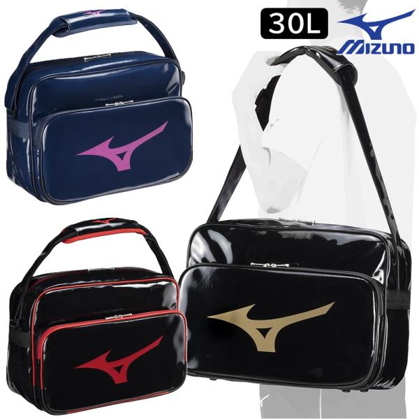 型押しビッグロゴがポイントの定番エナメルバッグサイズL45×W15×H32cmカラー09：ブラック×ゴールド14：ネイビー×マゼンタ96：ブラック×レッド素材合成皮革（PVCエナメル）原産国中国製質量約30L質量約1150g