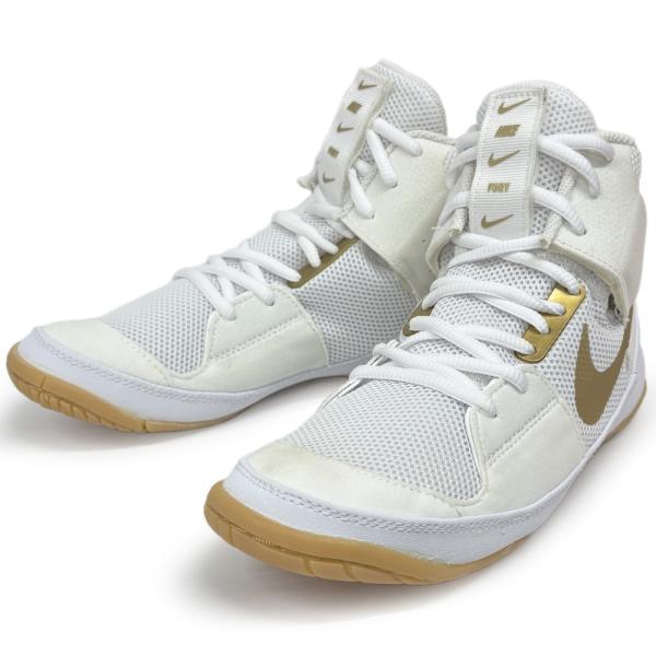 ナイキ フューリー 3/4 レスリングシューズは、抜群の柔軟性とグリップ力に加え、通気性に優れたメッシュアッパーが最高の快適性を実現します。一体型のレーシングガレージがシューレースをしっかりと固定し、あらゆるトーナメント競技規則を満たしてい...