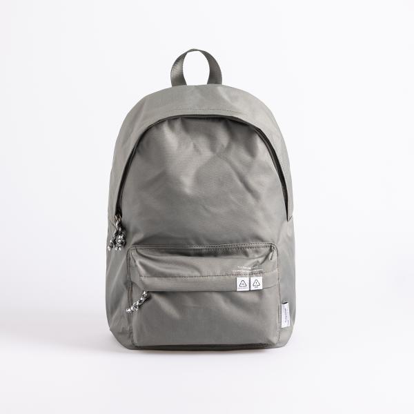サイズ｜外寸：約W31.5x H45 x D16.5cm容量：約24L素材｜本体：600D rPET リサイクルポリエステル