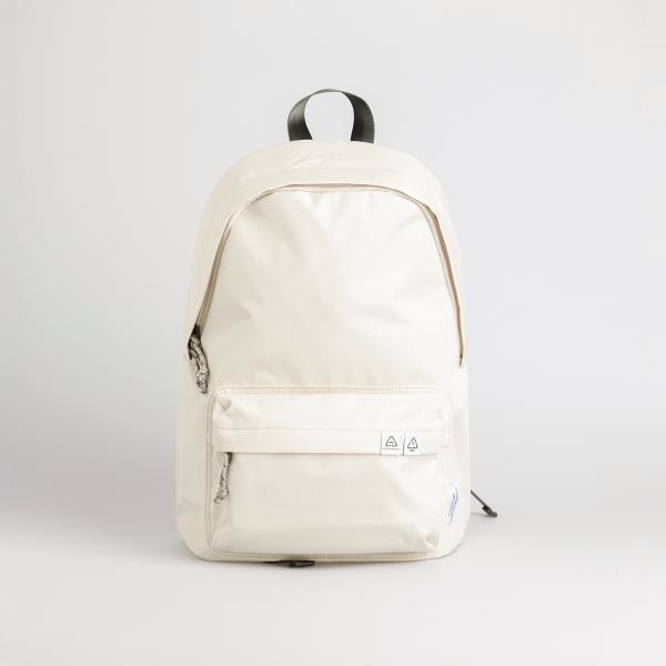 サイズ｜外寸：約W31.5x H45 x D16.5cm容量：約24L素材｜本体：600D rPET リサイクルポリエステル