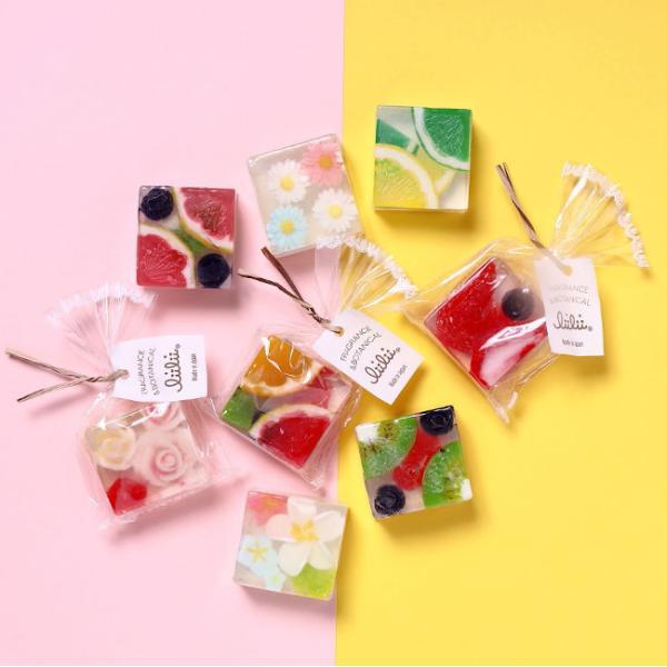 人気のキャンディバーとフラワーソープがプチサイズバージョンになって登場！こだわりの香りはそのままに、より一層サプライズギフトとして幅が広がります。思わず食べてしまいたくなるようなフルーツは全て石鹸で作ってから、カットして中に入れるというこだ...
