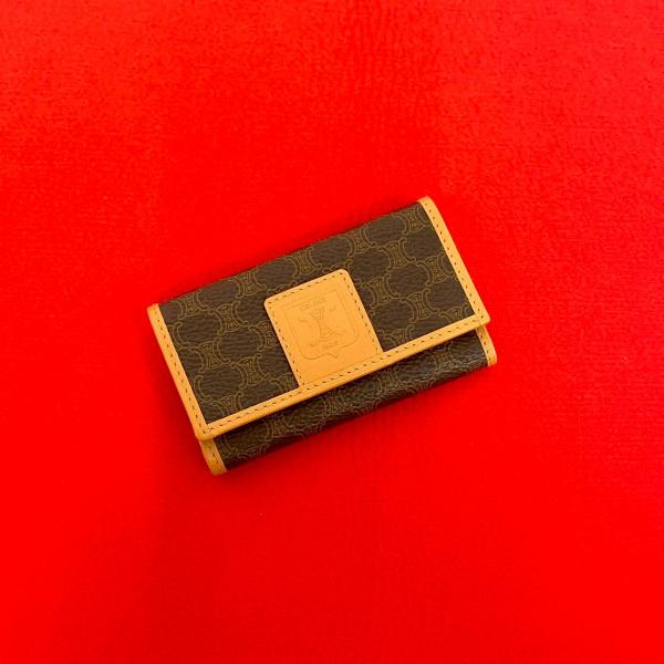 【発売日：2026年02月05日】未使用保管品 希少品 CELINE セリーヌ マカダム ブラゾン トリオンフ 柄 レザー キーケース キーカバー キーホルダー ブラウン 84228