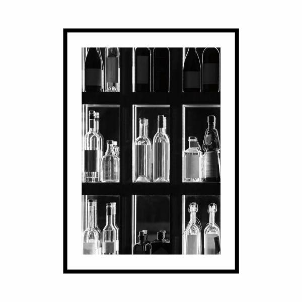 格子状の仕切りによってダイナミックに区切られた画面に、さまざまな形のボトルが陳列され、透明なボトル越しに見える景色にモザイクをかけている。-------------------------------作品名：bottlesサイズ：A4（ A...