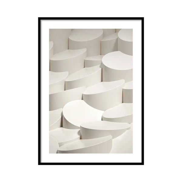 白色を基調としたグラデーションのコントラストが美しいアートポスター。描かれているのは、無機質な質感をもった抽象的なオブジェクト。それは見る人にインスピレーションを与える余白を持ち、日常に新たな発見をもたらします。--------------...
