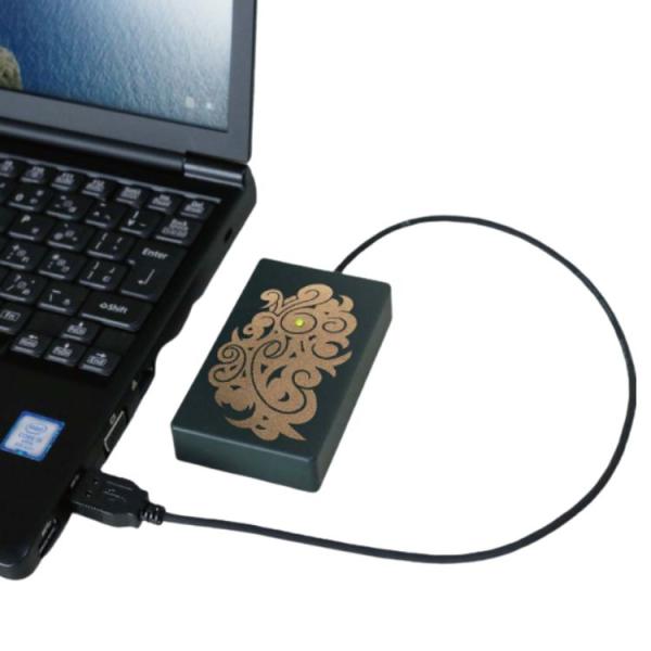 気になる電磁波を元気な波動に変える電磁波対策に！EMサーキットはパソコン（デスクトップ・ノートパソコン）専用製品です。応用的に、スマートフォン・タブレット端末にお使いいただけます。機種と変換アダプターの適正がそれぞれ異なる場合があり、お手持...