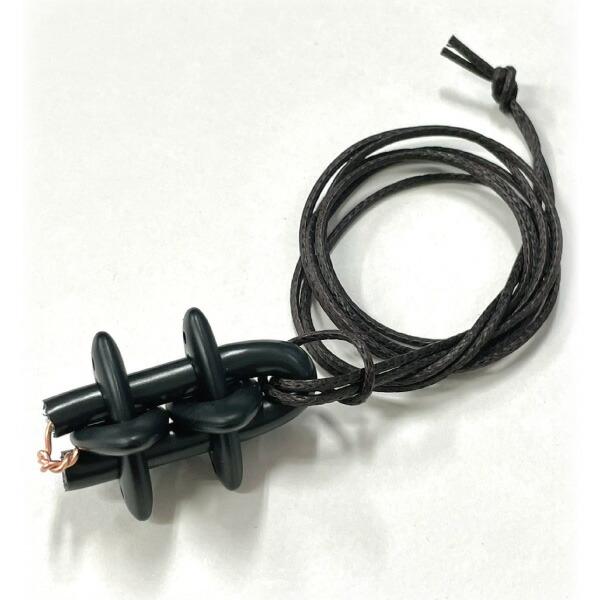 独自のノイズ対策技術で電磁波を有益な電磁波に！銅線と地磁気セラミックの力を合体した特殊形状のネックレスです。人体や空間の静電気、電磁波ノイズ対策に！●有害な電磁波に対抗●静電気が少なくなる●芯がしっかりするなど心にもよいサポートを！素材：フ...