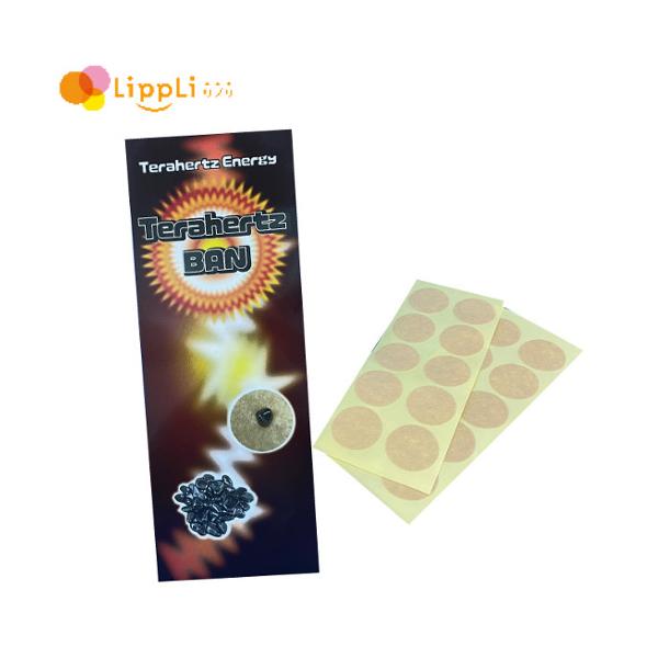 気になるコリ緩和をサポート気になるところに貼るだけの手軽さ！高純度テラヘルツから発せられるテラヘルツ波が体の奥深くまで届き、不調緩和のサポートをします。テラヘルツは1秒間に1兆回振動している鉱石です。この目に見えない振動が体の気になる不調を...