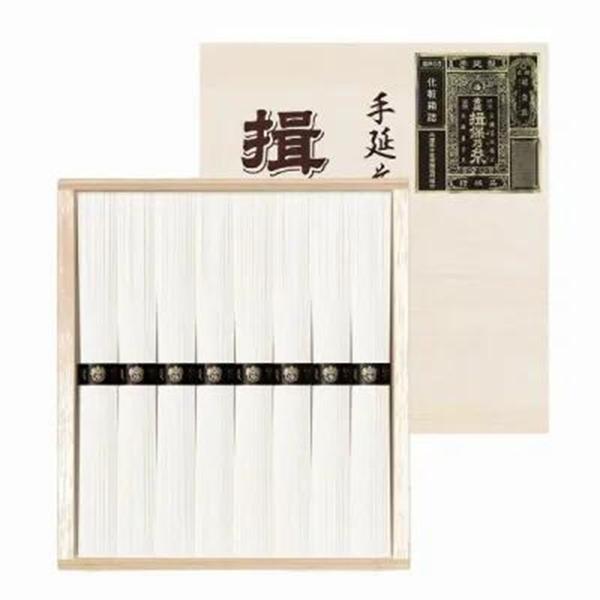 【商品紹介】揖保の糸 50ｇ×9本入特級品（黒帯）は上質の原料小麦粉を使用し、12月から翌年2月までの限られた時期に製造しております。上級品(赤帯)よりも細く仕上げるため、製造は組合が選抜指定した熟練製造者に限定されています。＊1個口の目安...