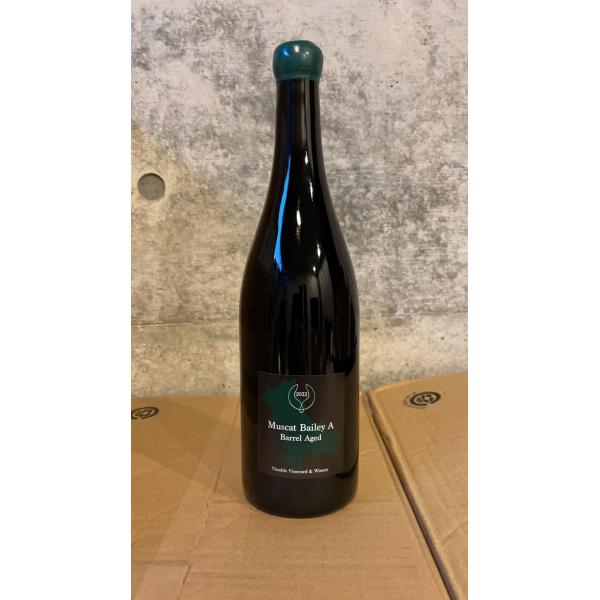 vinoble vineyardの自園で一房一房丁寧に手摘み収穫したピノ・ノワールを９０％除梗破砕を行い、１０％を房のままコールドマセレーションを行いステンレスタンクで醸し醗酵を行いました。