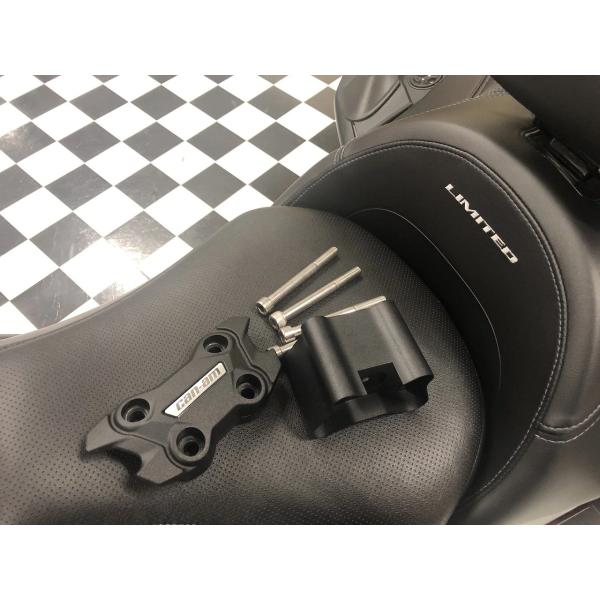 ストックバー付きのすべてのF3とストックバー付きの2020〜 RTで機能しますバーを上5センチアップさせるスペーサーブロックです。ストックバーの上部と下部のクランプを取り外し、このライザーを追加します。素材は6061ビレットアルミニウムをパ...