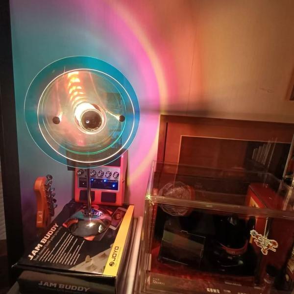 【USB式レトロムードランプ】シンプルながら存在感のあるデザインで、お部屋を幻想的に彩るムードランプです。USB接続タイプで、パソコンやモバイルバッテリーでも手軽に使用可能。カラーアクリルのシェードが光を反射し、壁面に美しいグラデーションの...