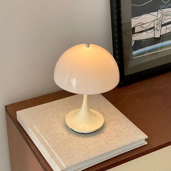 USB充電式テーブルランプ（16×23cm）ご注意事項★商品の色は、撮影時の光や、お客様のモニターの色具合などにより、実際の商品と異なる場合がございます。あらかじめ、ご了承ください。★サイズ詳細等の測り方はスタッフ間で統一、徹底はしておりま...