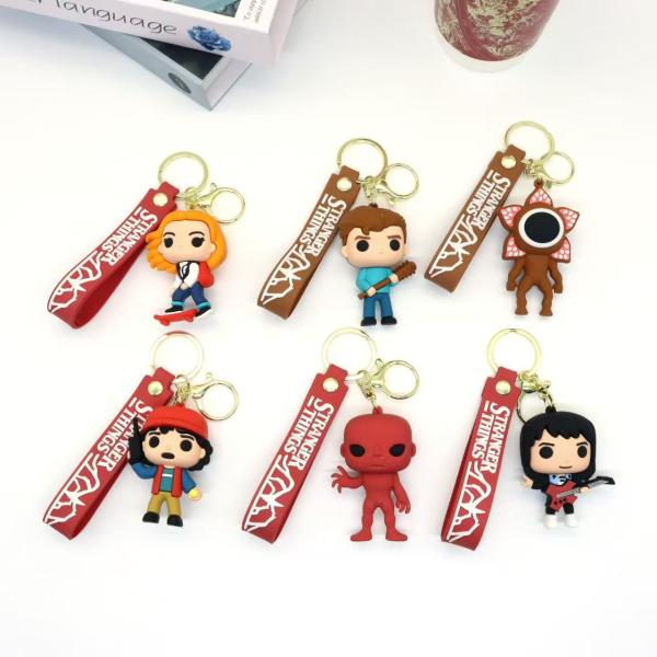 人気海外ドラマ Stranger Things（ストレンジャーシングス） のキャラクターデザインキーホルダーです。ドラマに登場するキャラクターをモチーフにしたかわいいフィギュアタイプのキーリングで、バッグや鍵、リュックなどに取り付けて楽しめ...
