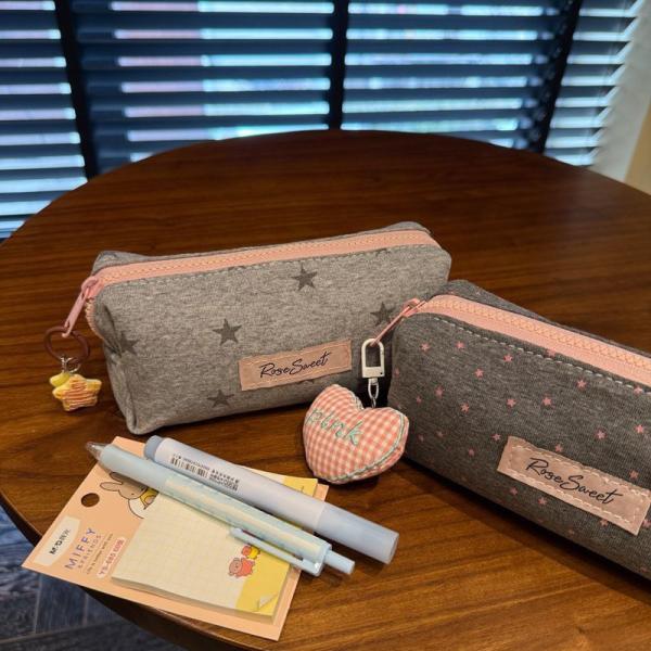 素材：ポリエステルサイズ：18*7*7CM備考：筆箱以外のものについて、筆などは展示用のため、実際に附属しておりませんので、ご了承ください。ご注意事項★商品の色は、撮影時の光や、お客様のモニターの色具合などにより、実際の商品と異なる場合がご...