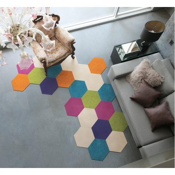 【商品名】 ホームタイルカーペット 【R-5002 43cm×50cm アプリコット 4枚入】 日本製 防滑 防音 防炎 防ダニ スミノエ 『ロッカク』 【ジャンル・特徴】 ロッカクラグ ヘキサゴン ラグマット 玄関マット キッチンラグ ベ...