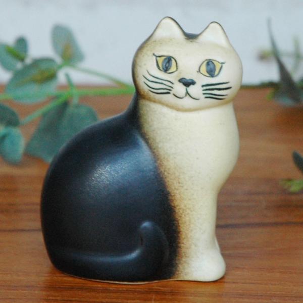 リサ・ラーソンの可愛いネコの置物Cat Mans。リサの作品の中でも本物に近いネコのオブジェです。真っ直ぐこちらを見る凛とした表情のネコ。くるっと体にくっつけているシッポがとても愛らしいです。■商品名：CAT MANS(キャットマンス）ブラ...