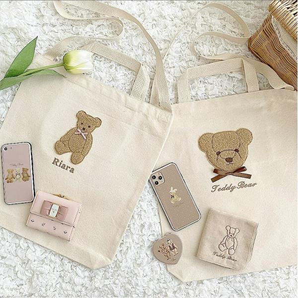 もこもこのテディベア が可愛い2way ショルダートートバッグ。重たいものを入れても安心感のある丈夫なキャンバス生地です。リボンカラーも選べて文字も入れられる完全オーダーメイド。出産祝い等のギフトにもおすすめです。お子様のお名前や生年月日、...