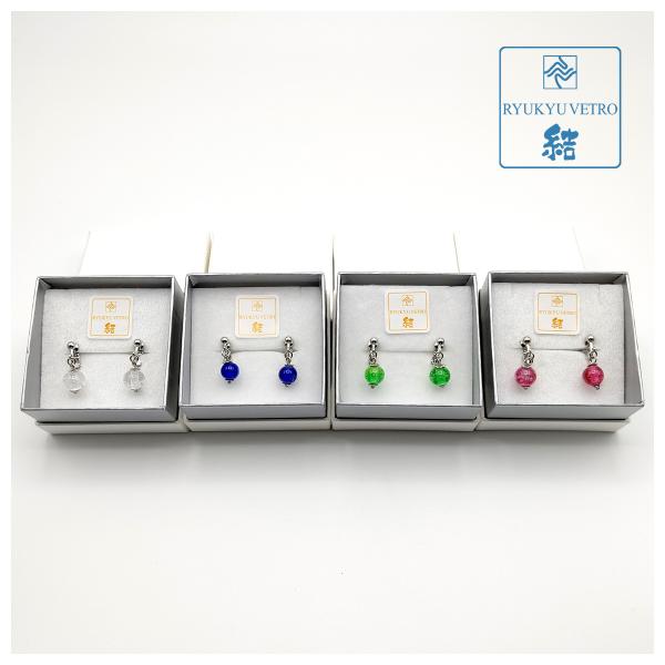 【RYUKYU VETRO 結】イヤリング01 まる玉カラー：クリア / 青 / 緑 / ピンクサイズ：約高24〜25mm × 直径8〜9mmガラス玉サイズ：約 直径8〜9mmイヤリング金具素材：本ロジウムメッキコーティング備考：ケース付き...