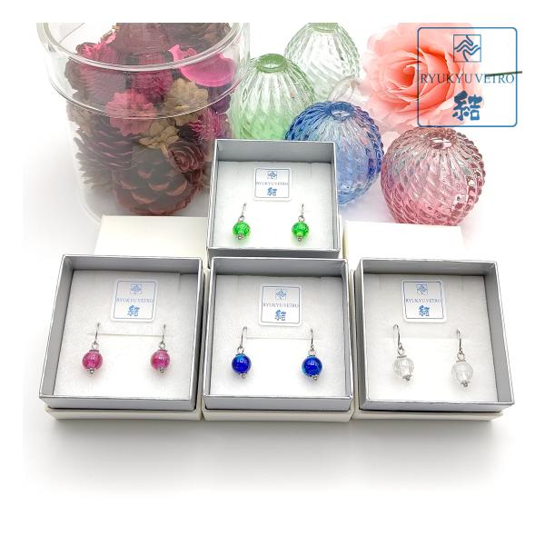 【RYUKYU VETRO 結】ピアス01 フックタイプ まる玉カラー：クリア / 青 / 緑 / ピンクサイズ：約高24〜25mm × 直径8〜9mmガラス玉サイズ：約 直径8〜9mmピアスフック素材/太さ：ステンレス(316L)　0.7...
