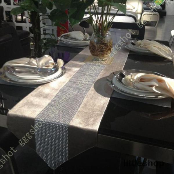 ★テーブルクロス ホテル レストランをインテリアの一つとして、シンプルで明るいお部屋を彩ります。こたつの天板・卓上にも最適！簡単に洗浄。★どんな空間にも馴染む柄、テーブルを華やかに演出してくれるテーブルカバー。家テーブル用だけではなく、パー...