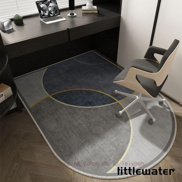 素材：ポリエステル商品の特徴★椅子を引いたり、移動をしたりと動きの多いダイニングで気になっていた、音を軽減致します。また、フローリングの傷つき防止にも最適です。床やフローリングを傷から守ります。★夜中にゲーミングと作業するときは、椅子の下に...