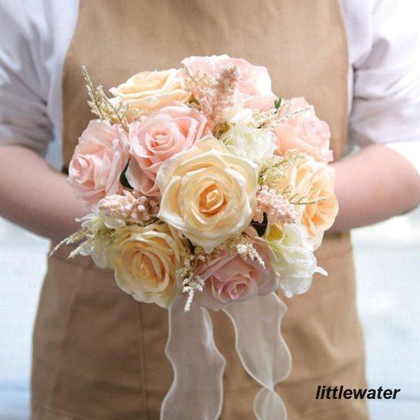 ●可愛らしいローズのブーケです。贈答品やインテリアに最適です。●セット内容：ウエディングブーケ+ブートニア+手首の花●サイズ：直径約26cm●花束形：ラウンド型