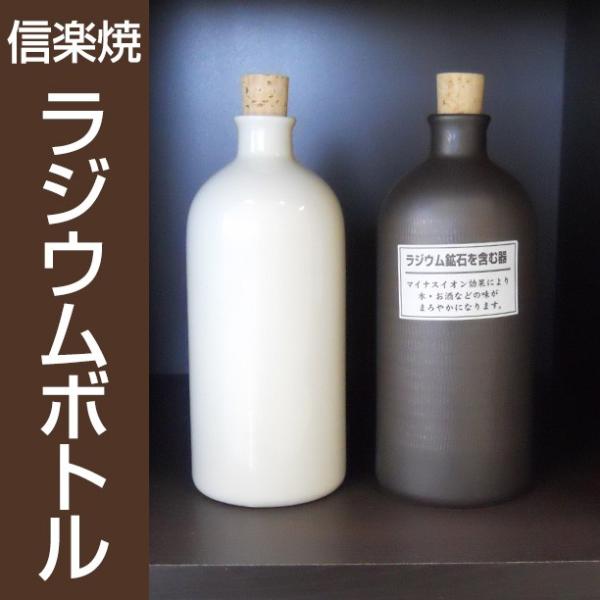 陶器には焼酎を成熟させる作用があり、遠赤外線 効果で味もまろやかになります。移し替えて保存することで熱や光から焼酎の風味を守ります。焼酎以外にも日本酒やミネラルウォーター(備長炭を入ればなお良しです♪)の器としてもおススメです!!父の日・母...
