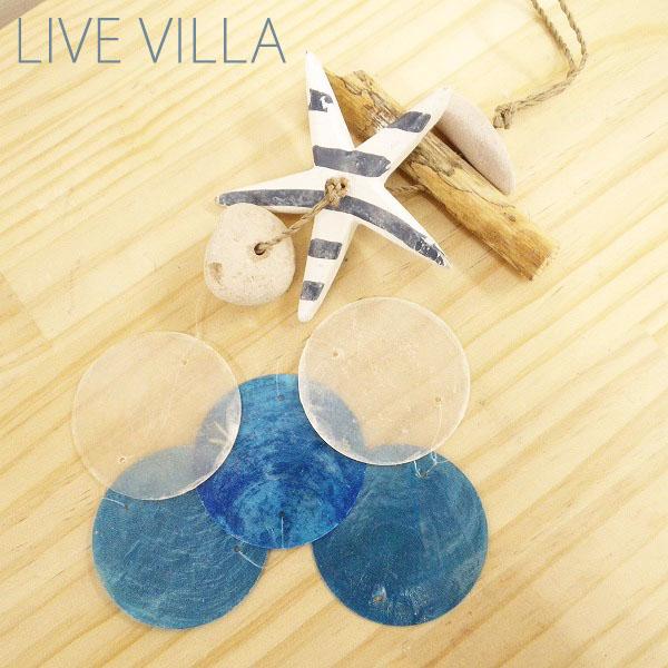 薄くて透明感のあるカピス貝が涼しげな印象を与えてくれます。【サイズ】全長約52cm×横約8.5cm×奥行約6cm【素材】木・貝・石【原産国】インドネシア※商品は現地の職人が１つ１つ手作で製作しております。小さな傷や天然素材によるサイズの個体...