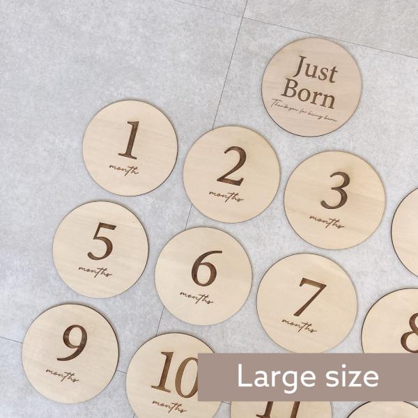 可愛い赤ちゃんの成長を感じられる反面、日々の育児に追われあっという間に通り過ぎていく０歳。だからこそその成長をしっかりと収めて、素敵に残しておけるアイテム。是非０ヶ月から始めてみてください。Just bornのみフォントが２種類ありますので...
