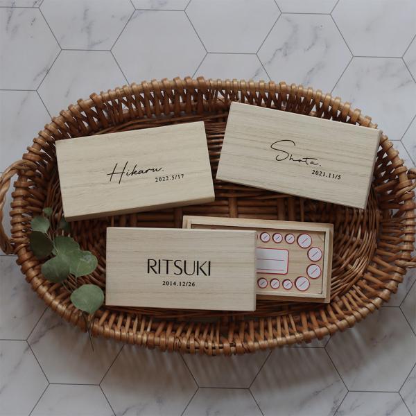 【重要】フォントは3種類ございますのでオプションから選択してご購入ください。※デザイン上、フォント１、フォント２は1文字目を大文字でそれ以降を小文字、フォント３は全て大文字での刻印となります。オーダーメイドになるので、お名前（ローマ字）と誕...