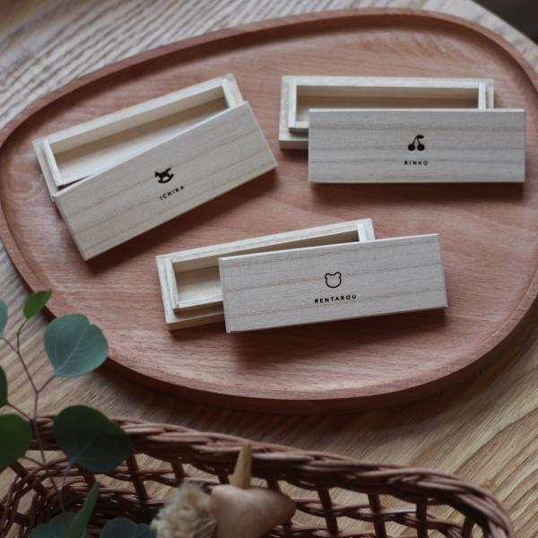 お名前を刻印しますので思い出の品などにご使用いただけます。赤ちゃんの産毛や猫の髭など保管する時にご使用ください。【重要】名入れオーダーとなりますのでお名前（ローマ字）を記入してご購入くださいませ。 フォントの都合上すべて大文字となりますので...