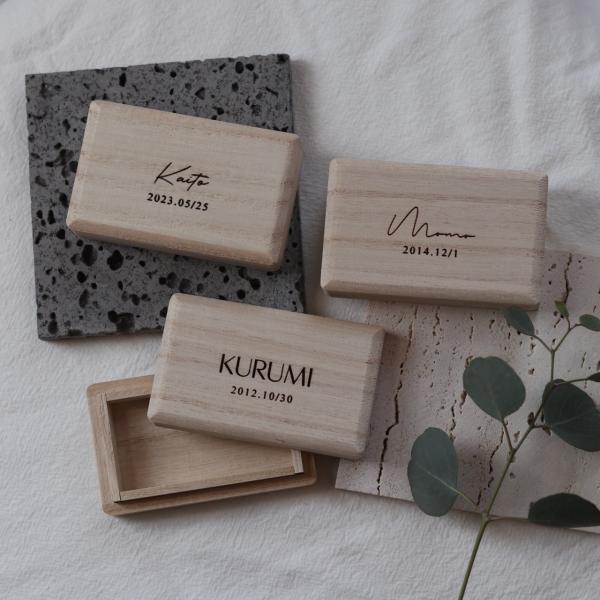 お名前とお誕生日を刻印した臍の緒ケース名前とお誕生日を刻印します。長期保存に適した桐を使った気密性の高い臍の緒保存ケースです。【重要】名入れオーダーとなりますのでお名前と誕生日（西暦から）を記入してご購入くださいませ。包装にはオーガンジーを...