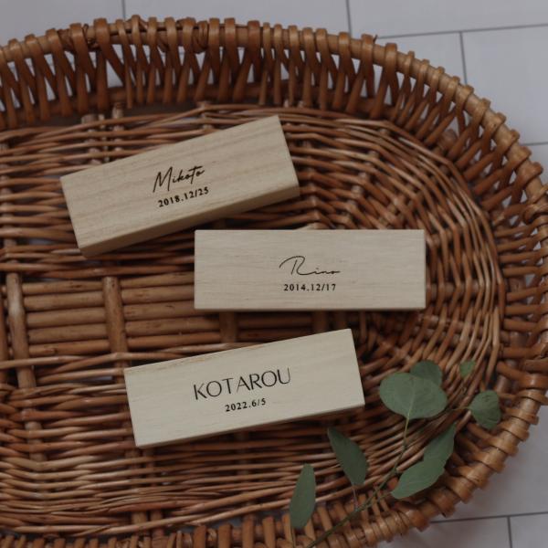 赤ちゃんの産毛や猫の髭ケースなどに名前とお誕生日を刻印しますので思い出の品などにご使用いただけます。赤ちゃんの産毛や猫の髭など保管する時にご使用ください。【重要】フォントは3種類ございますのでオプションから選択してご購入ください。※デザイン...