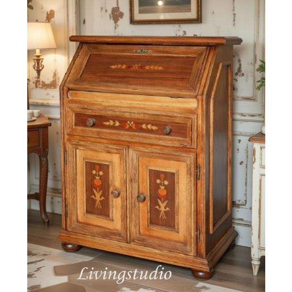 イタリア、ヴェローナ近郊にある小物家具専門メーカーから直輸入したライティングビューローです。  正面扉を開くとデスクとなり、下段には観音開きの収納スペースがある便利な家具で、とてもしっかりした作りです。  イタリア伝統の象嵌がとてもエレガン...