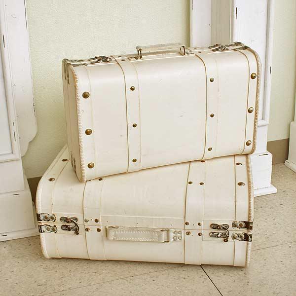 レトロなデザインの木製ボックスです。まるでお洒落なカバンのようなデザインのボックスで、とてもユニーク。全体はわざと傷やかすれを表現した、渋めのアンティーク風仕上でシックな印象。クラシカルで古めかしい雰囲気を出しています。小物の収納ボックスと...