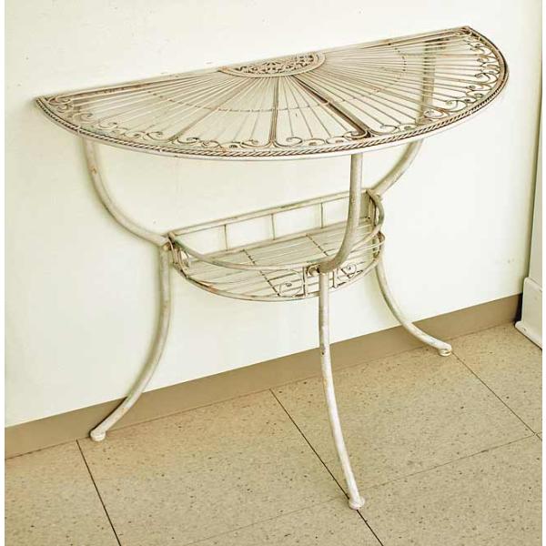 クラシカルなデザインのアイアンコンソールです。半円形のやや大きなサイズで、ガーデニングやバルコニーのサイドテーブルに最適です。2台並べると円形のテーブルにすることも可能です。素材はアイアンで軽快なイメージ。全体はわざと傷やかすれを表現した、...