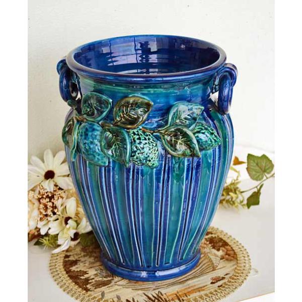 イタリアの有名な陶器メーカーから直輸入されたフラワーベース（花瓶）です。高級感あるデザインで、クラシカルで優雅な印象。このメーカー独特のアンティーク風仕上が特徴で、大変大人っぽい雰囲気です。フルーツのデコレーションは、豊穣を意味し、イタリア...