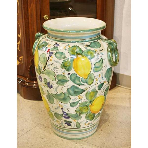 イタリア中部トスカーナ地方の有名な陶器メーカーから直輸入された陶器傘立てです。つぼ型のどっしりしたタイプで、安定感があり安心してお使いいただけます。イタリア伝統の陶器で、厚めの焼きが特徴。さらに陶器が生焼きのときに釘状のもので絵柄を描く伝統...